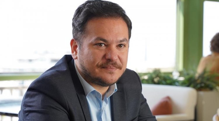 Ediz Aksehir dobija mnogo čudnih fotografija zbog serije Yali Capkini ...